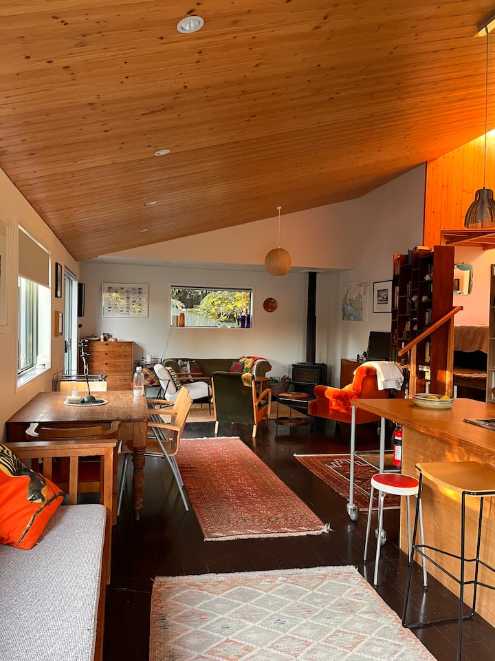 Peaceful Warm & Sunny Home Nestled In Native Bush - Waiheke Island