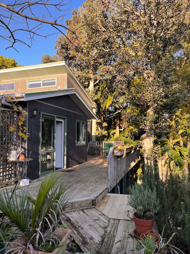Peaceful Warm & Sunny Home Nestled In Native Bush - Waiheke Island