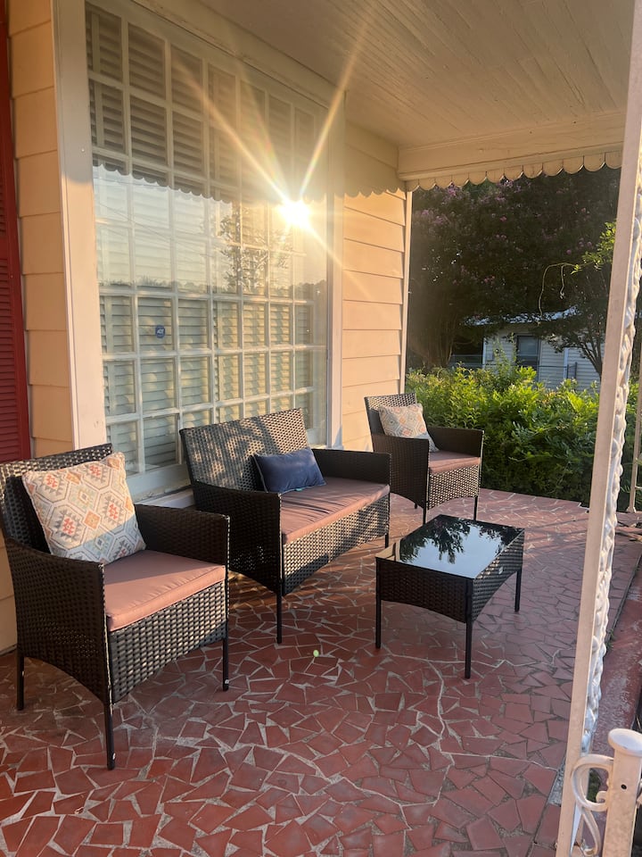 Cozy 2 Bedroom House With Covered Front Porch. - Greenville, NC