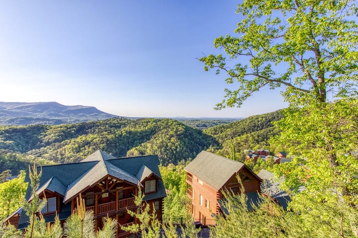 Holiday Mountain Escape Views  King Suites  Hot Tub  Games All Room Ensuite - Wears Valley, TN