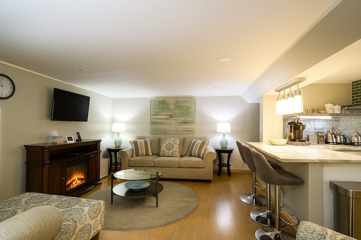 Cozy 2br Retreat • King Bed + Hot Tub • Near Utica - Utica, NY