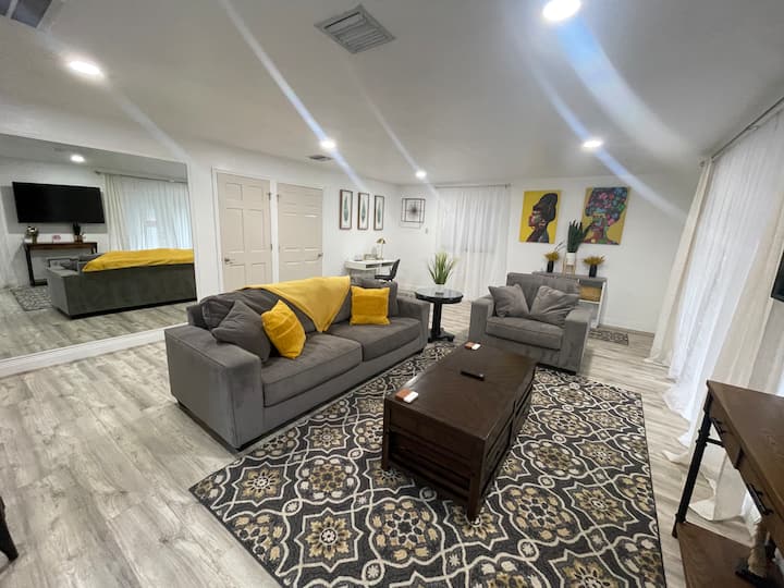 Lovely 2 Bedroom Rental Unit, With Free Parking. - Deltona, FL