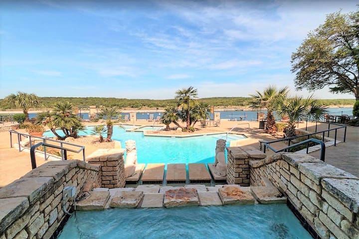 Lake Front Resort - Pools, Hot Tubs, Gym, Kayaks - Lakeway, TX