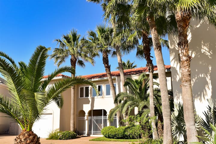 Kingfisher ~ Luxurious Canal Home On Key Allegro - Rockport, TX