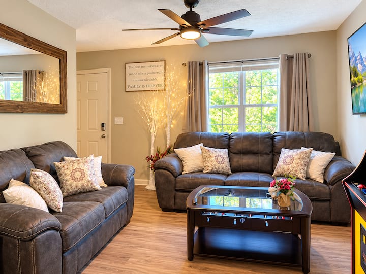 Rare - 2 Miles To Dollywood - Arcades & Much More - Sevierville