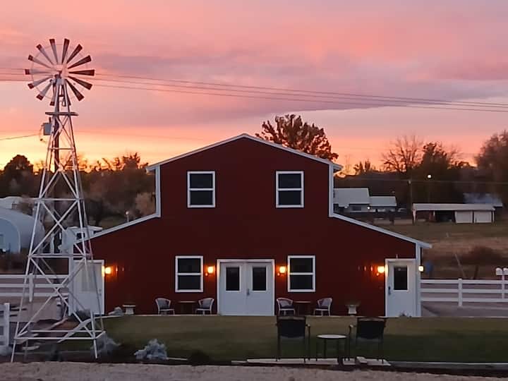 Full Apartment Above Beautiful Barn! - Nampa, ID
