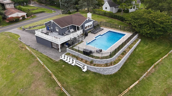 Cheerful Home With Heated Pool And Water Views - Montauk, NY