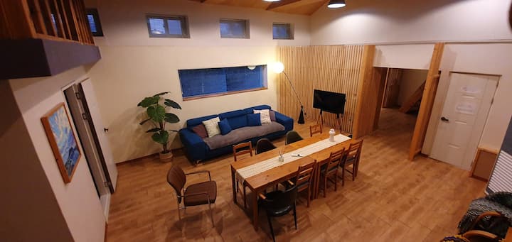 "돌창고" 
제주 귤창고. 귤밭에서 머물러 보다.
(민박 안전인증제 지정업소) 4인이상 - Jeju-si