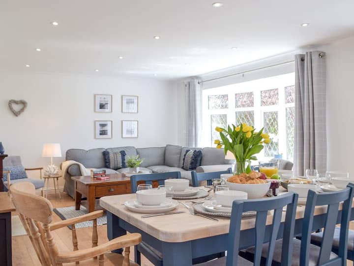 Spacious Open Plan Village Location With Parking - Galles