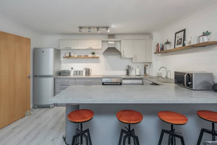 Spacious Garden Apartment In Private Gated Complex - Dartford