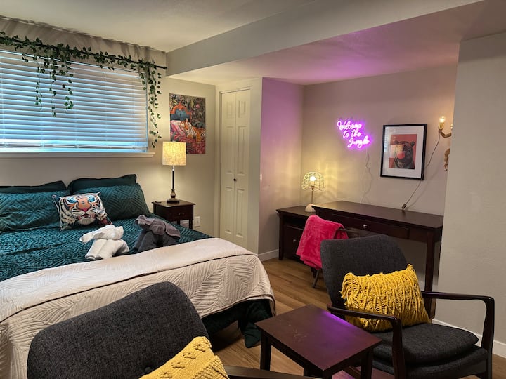 Adorable Studio - Pet Friendly W/ Fenced Yard! - Washington