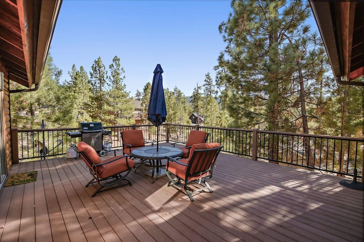 Central Location At This Log Style Cabin! Open Concept Floor Plan! Luxury Cabin! Shuffleboard! Bbq! - Big Bear Lake, CA