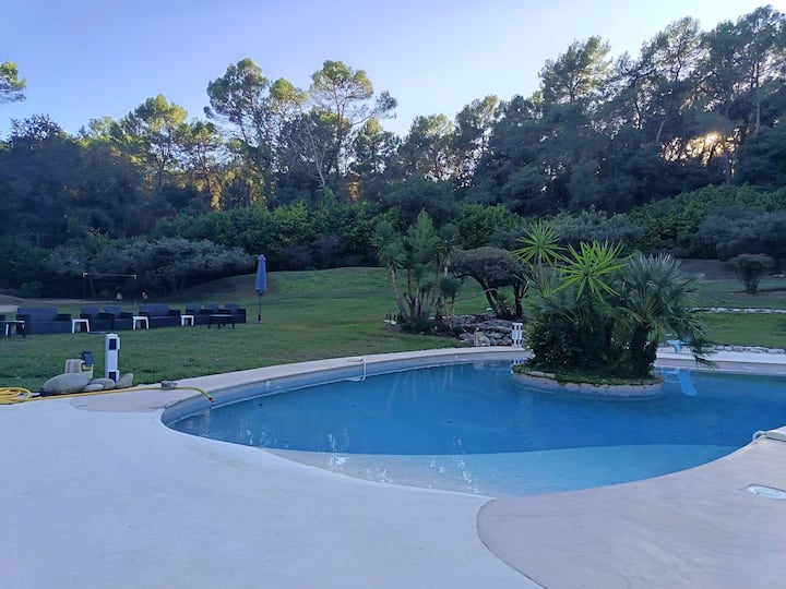 Moitié De Bati Dans Propriété à 2 Parties - Antibes