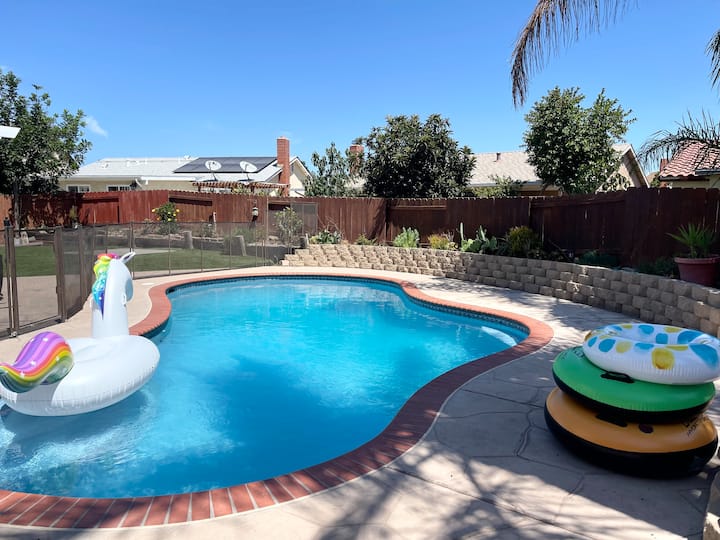 Sd Oasis! Pool+large Yard+4 Bedrooms! - San Diego, CA