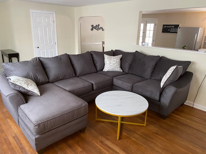 Cheerful 4 Bedroom Home With Free Parking! - Lancaster, PA