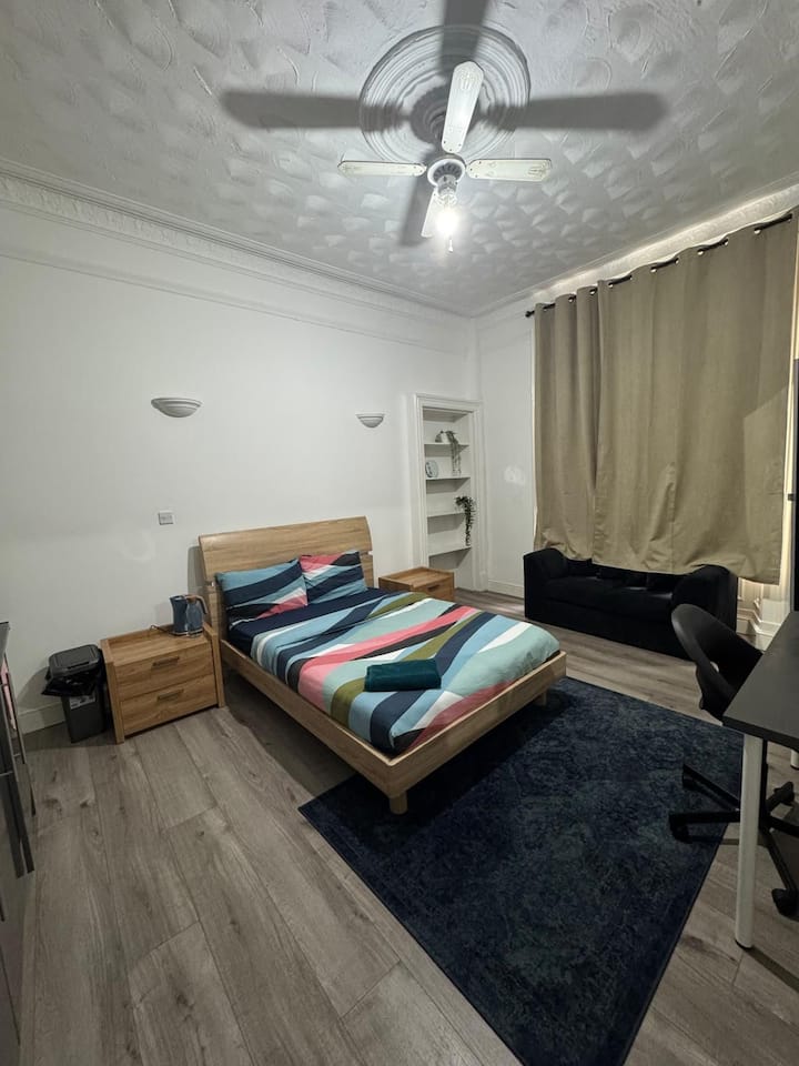 Private Spacious Room -En-suite Near City Centre - Glasgow