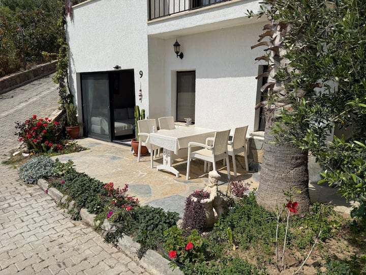 1+1 Deniz Manzaralı Havuzlu Nezih Sitede Daire - Gündoğan