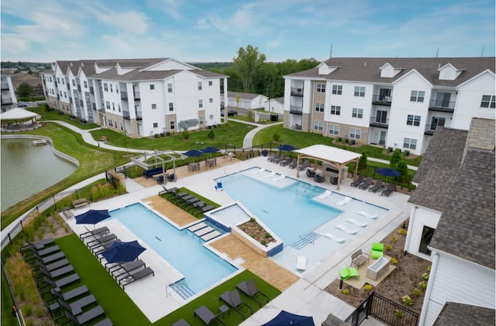 Quiet Modern Apartment Sleeps 4 - Parkville, MO