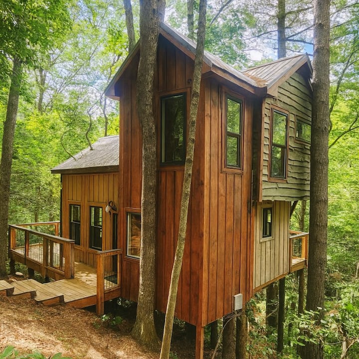 Al's Nest: Secluded Treehouse Overlooking Creek - Dahlonega, GA