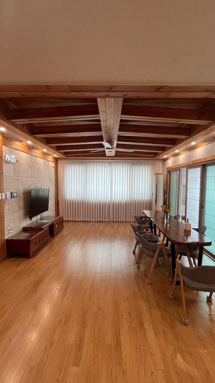 황리단길에 위치한 넓은 거실과 킹사이즈 침대 2개가 있는 참좋은시절 드라마 촬영지 - Gyeongju-si