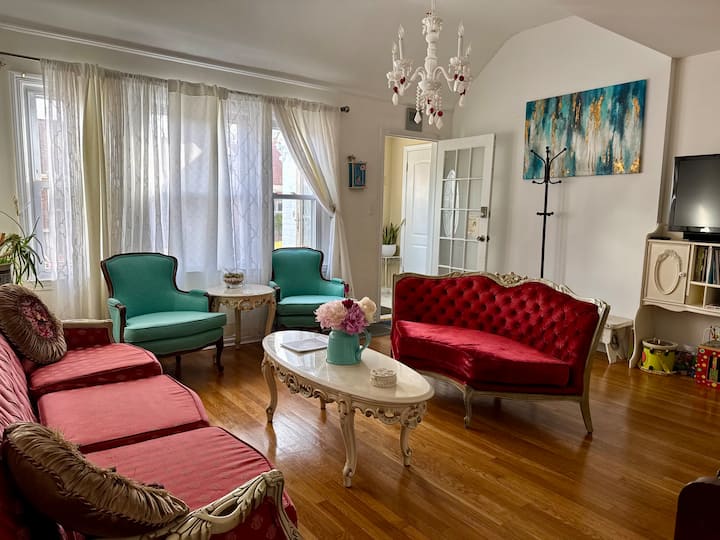 Home With Backyard And Parking Near Shops And Nyc - Long Island, NY