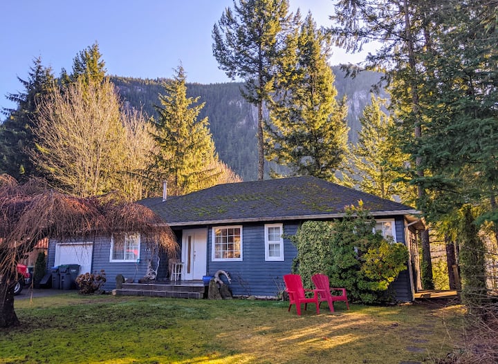 Cliffside Living - 5 Bedrooms 2 Kitchens 3 Bath - Squamish