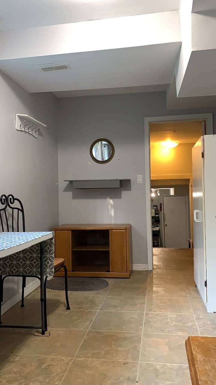 Clean & Spacious Room Near Hazel/columbia - カナダ キッチナー