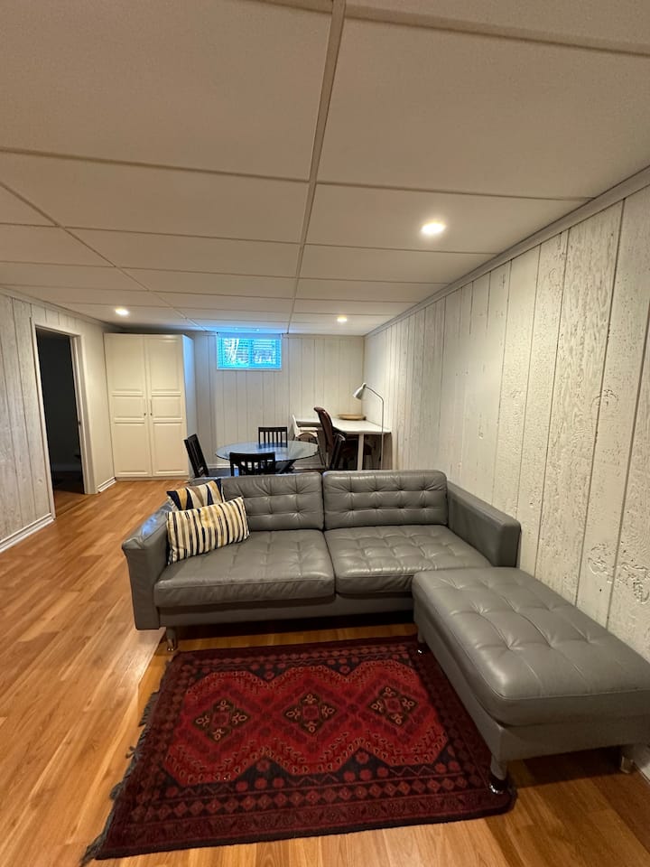 2 Bedrooms/ensuite, Living Room With Kitchen - Markham