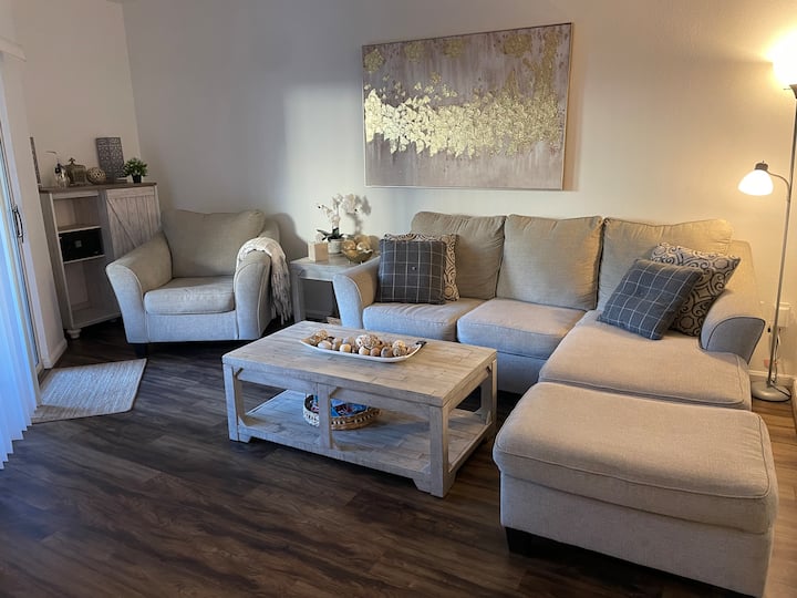 Literally: 15 Steps To The Pool, Groundfloor Condo - Clearwater, FL