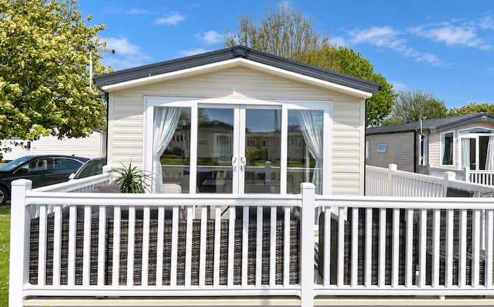 Ocean Breeze, 3 Bedroom Luxury Caravan - Port Talbot