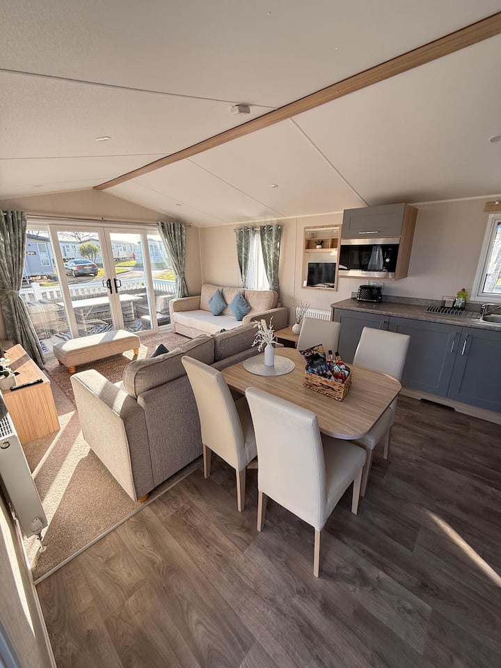 Ocean Breeze, 3 Bedroom Luxury Caravan - Porthcawl
