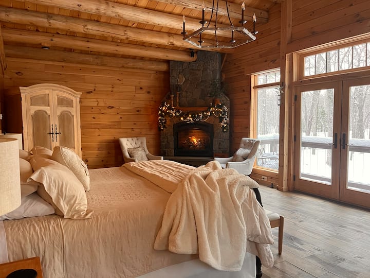A Luxury Log Apartment Located On The Saco River - New Hampshire