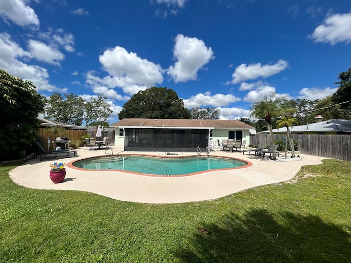 Cheerful 3 Bedroom Home With Pool—no Pets Please! - Sarasota, FL