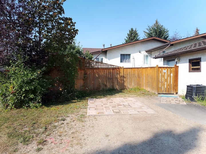 Cozy 2 Beds Red Deer Home For 3 - Red Deer