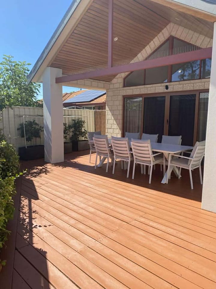 Modern 5 Bedroom Home Just 3mins Walk To The Beach - Busselton