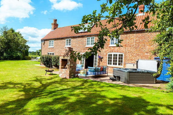 Villa Hacienda - Jekyll & Hideout - Sleeps 22 - York, UK