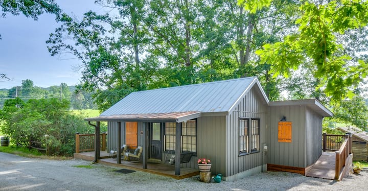 Luxury Cabin Sits 40ac Farm, Minutes From Helen Ga - Clarkesville, GA