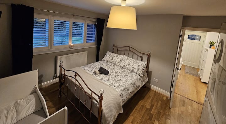 Room In Pilgrims Hatch - Brentwood