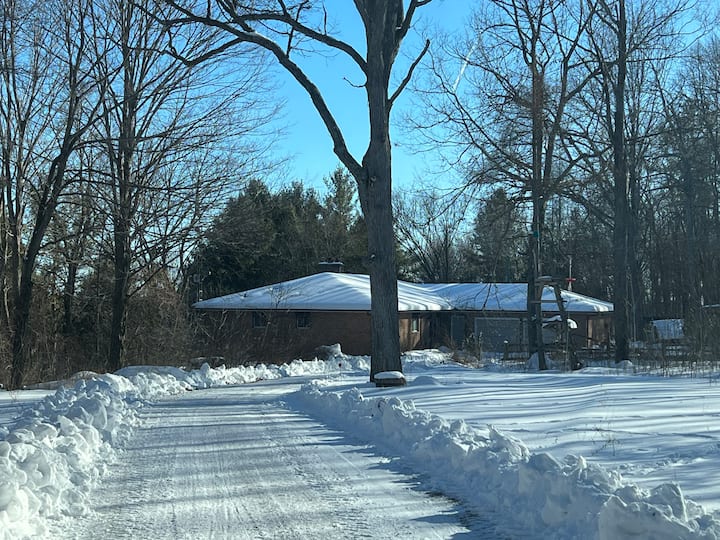 Spacious Country Home In The Forest - Campbellford