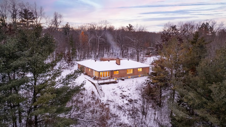 Spacious Country Home In The Forest - Campbellford