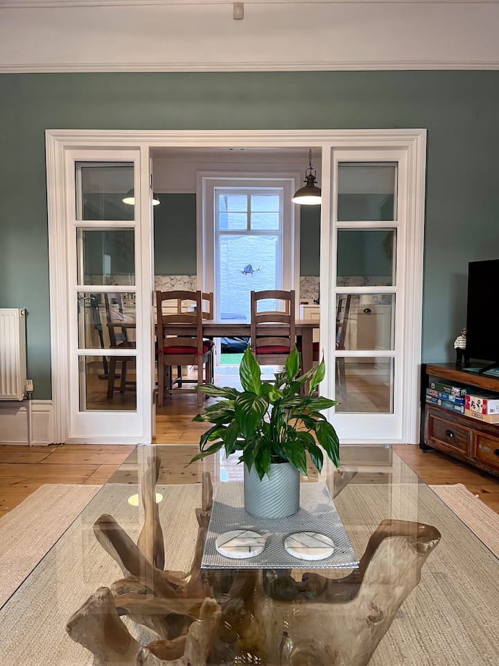 Private Room In Shared Old Townhouse - ウェーマス