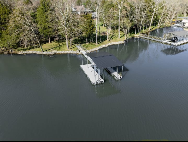 Lakefront With Hot Tub 5 Bed 6 Bath Sleeps 14 - Mt. Juliet