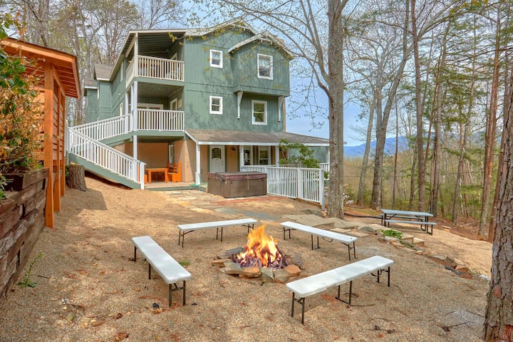 Skybox Lodge: Views, Sports Bar, Theater, Games - Gatlinburg, TN