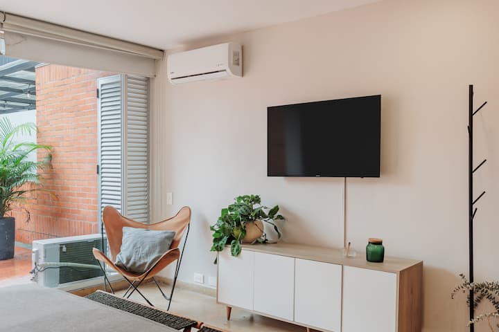 Central Poblado Studio With Ac+ Terrace. - Medellín, Colombia
