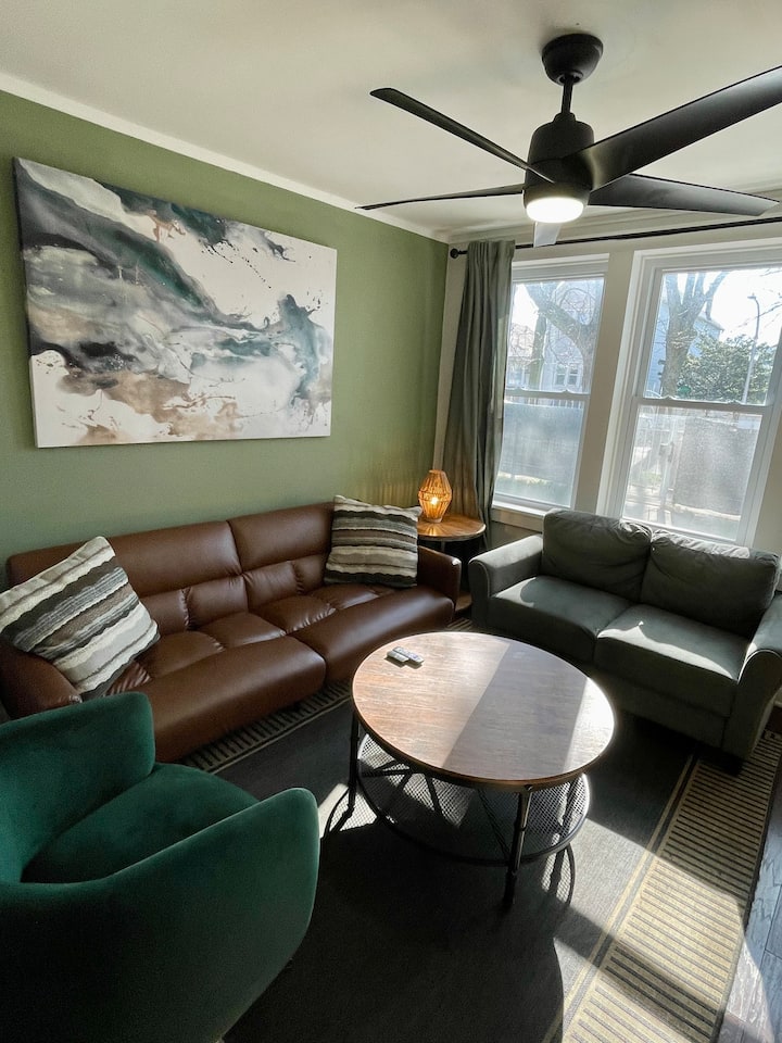 Stylish 3br With Tons Of Natural Light & Backyard - Chicago, IL