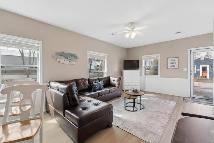 Nautical 3 Bedroom Cottage Near Clear Lake - Clear Lake, IA