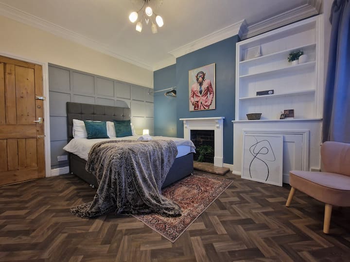 Big 3 Bedroom House + 3 Double Bed + Ample Parking - Leicester