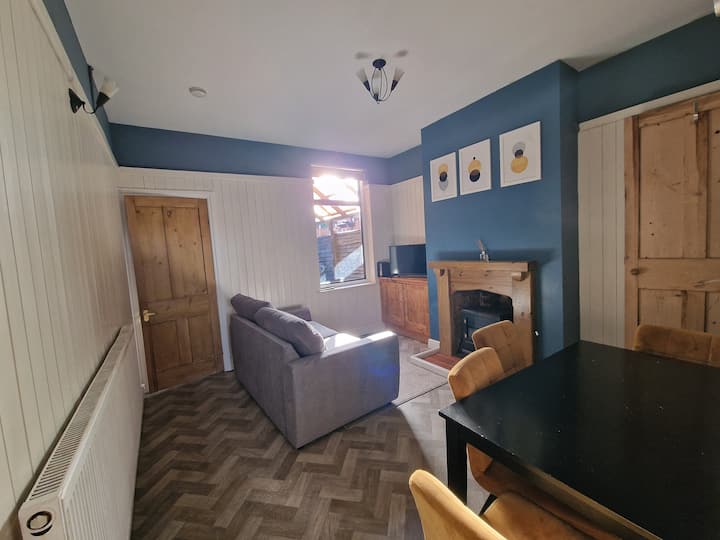 Big 3 Bedroom House + 3 Double Bed + Ample Parking - Leicester