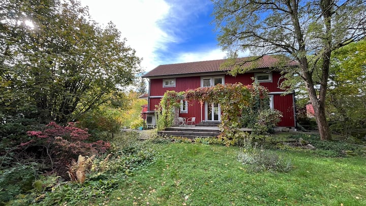 Villa Med Lummig Trädgård Precis Vid Skogen - Järna