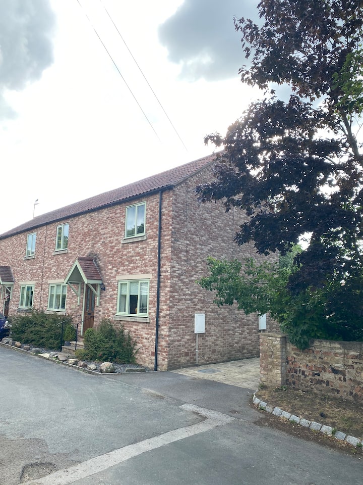 Bishop Monkton, N Yorks. Bright & Cheerful - リポン